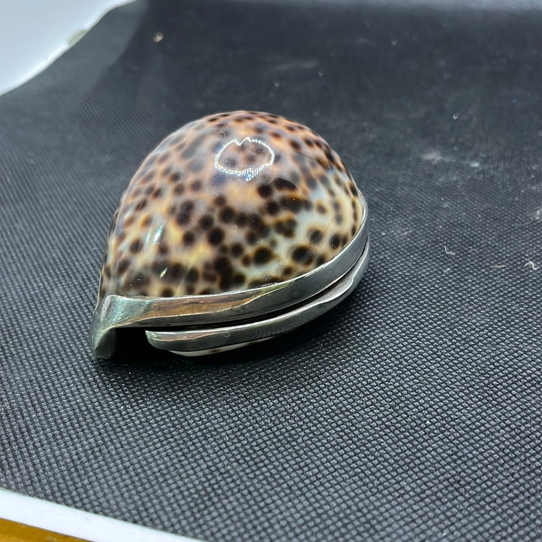 Vintage Tiffany & Co. Cowrie Shell snuff mull – Antiqueology